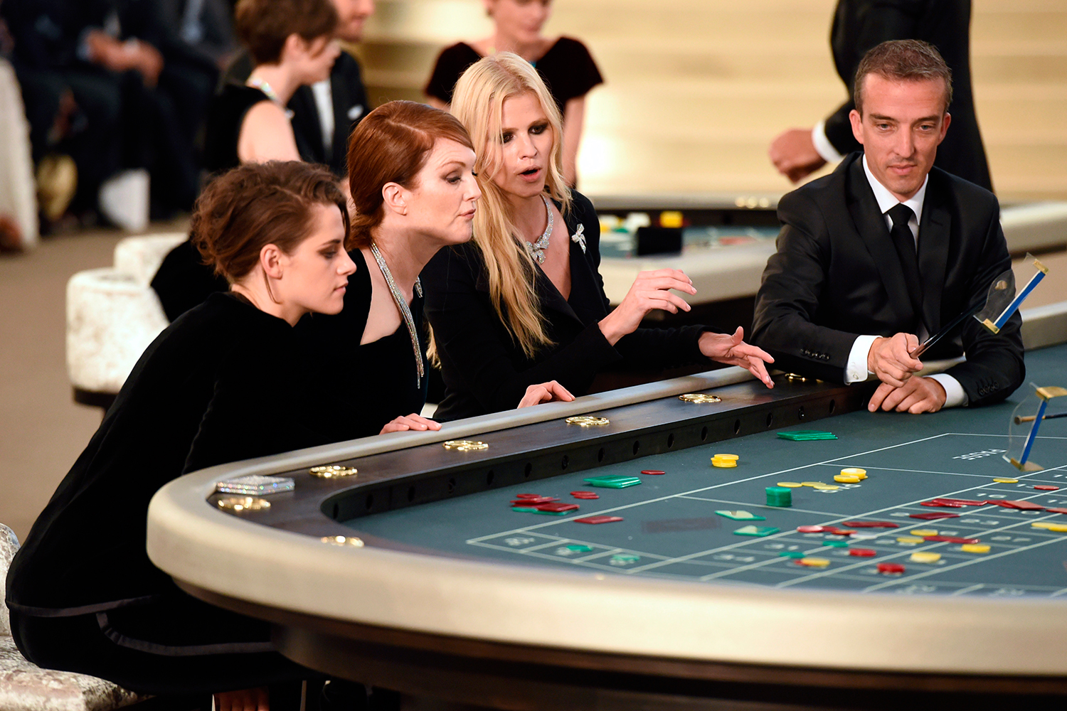 Khám phá "casino" mới mở của Chanel cùng Kristen Steward và Julianne ...