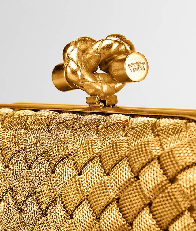 Bottega Veneta triển lãm hơn 100 ví cầm tay Knot ở Singapore | Harper's ...