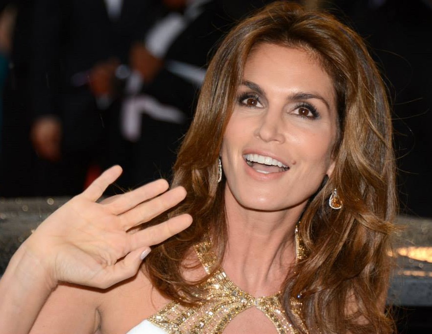 Cindy Crawford đính chính tin đồn nghỉ hưu | Harper's Bazaar Việt Nam