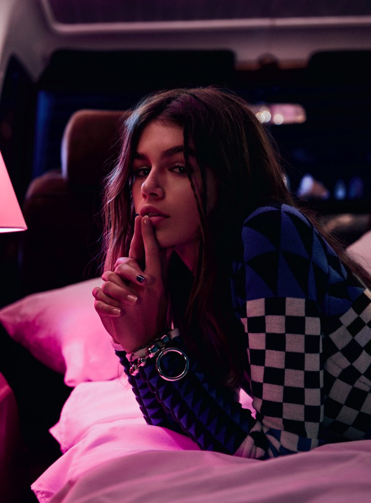 Kaia Gerber - con gái Cindy Crawford đẹp ma mị trong bộ ảnh mới