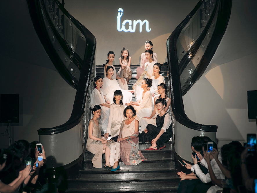 Khách mời chìm đắm trong không gian nghệ thuật của "Màu Lam"