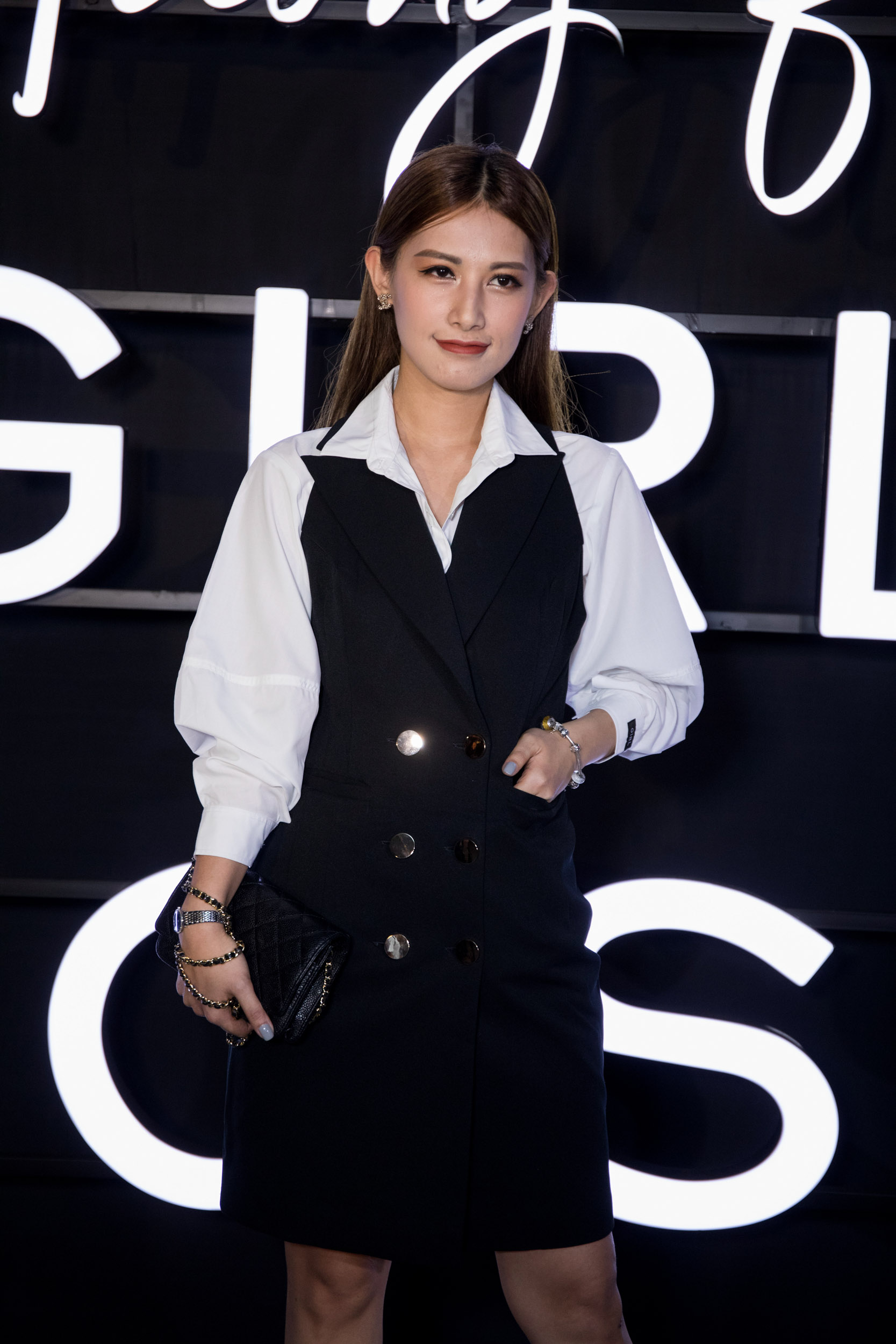 Hoa hậu Phạm Hương cuốn hút giữa dàn mỹ nhân trên thảm đỏ show diễn ra ...