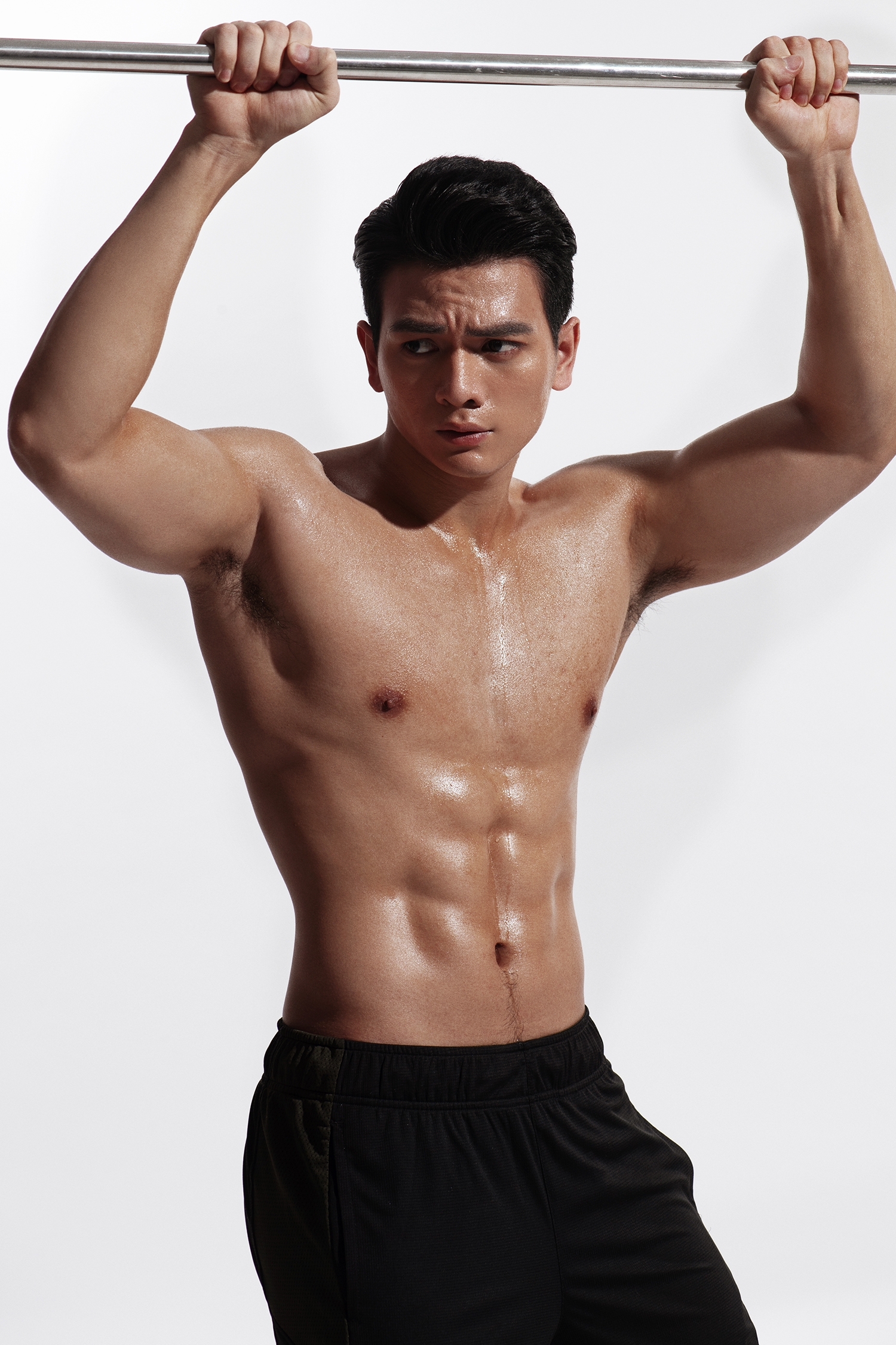 Người mẫu Lê Xuân Tiền khoe hình thể sáu múi cực chuẩn