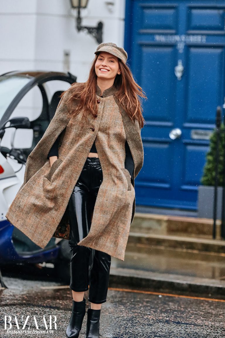 Kelly England Prehn "diện đồ cũ" đi xem show Burberry | Harper's Bazaar