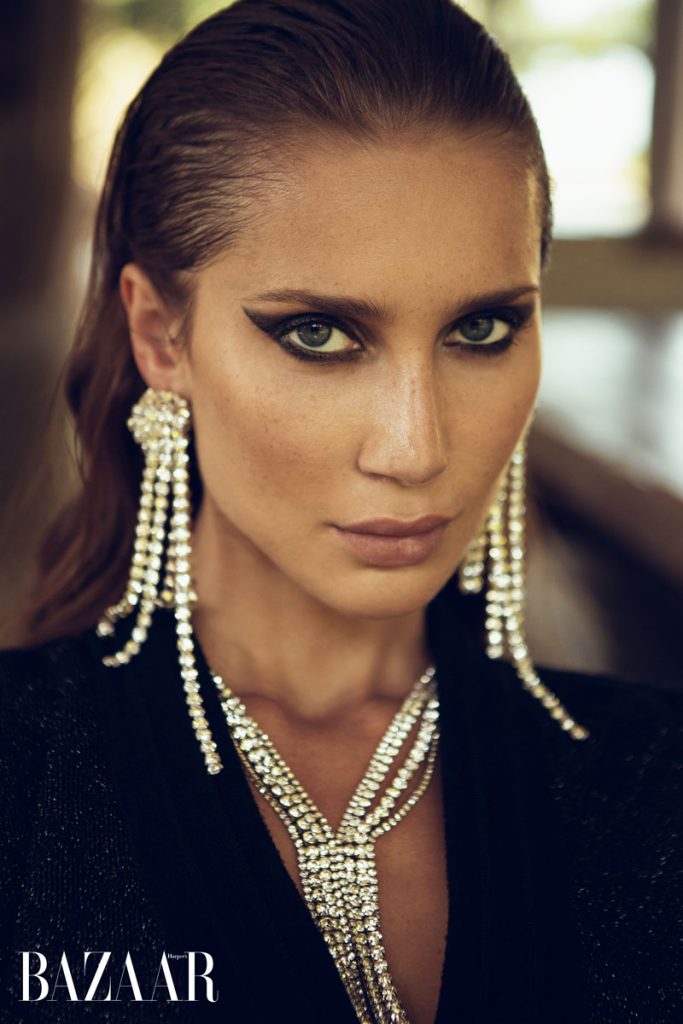 Sabina Jakubowicz khoe nhan sắc yêu kiều trên bìa Harper's Bazaar