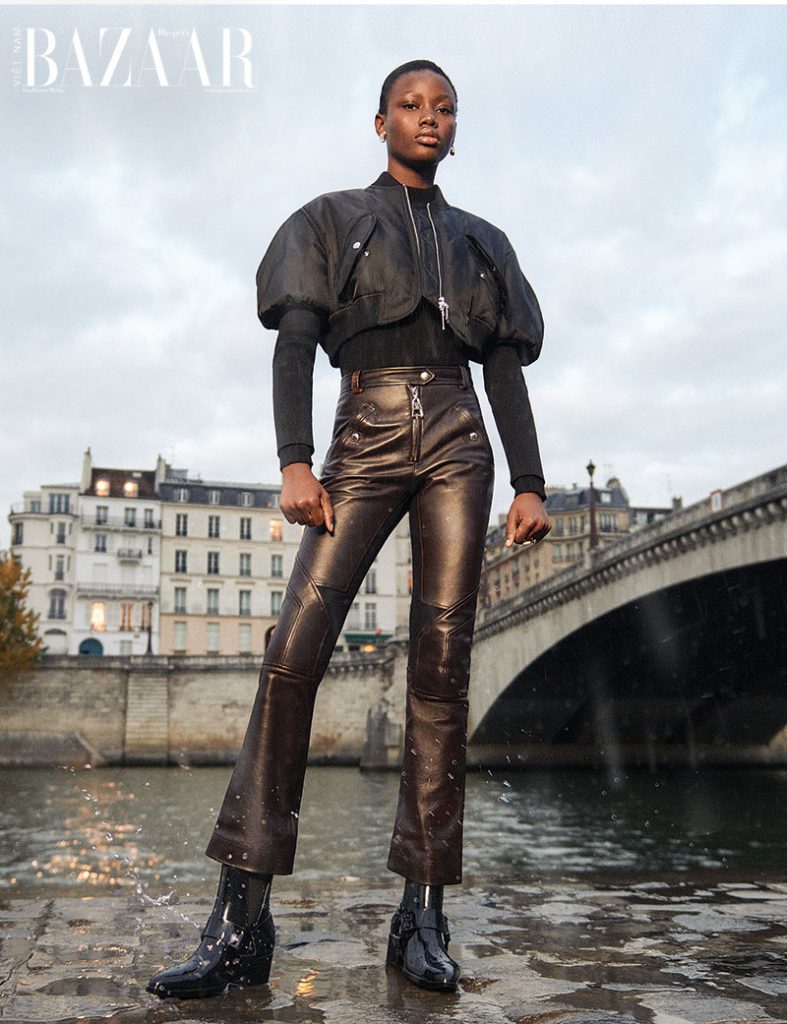 Mặc đẹp mùa mưa không thể thiếu bốt cao su Louis Vuitton | Harper's Bazaar