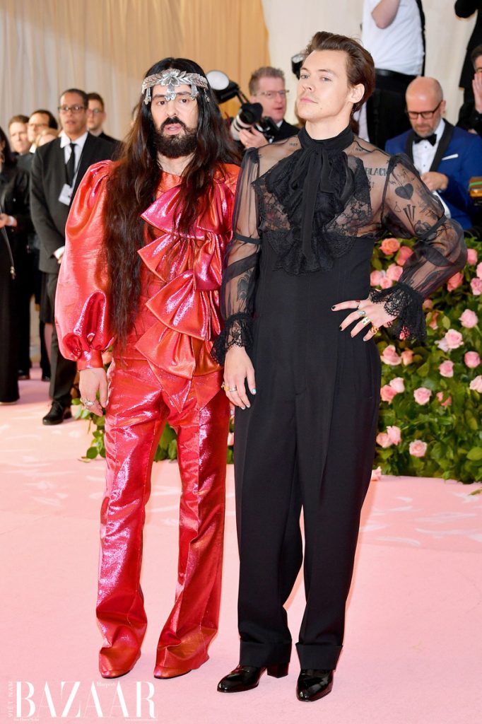 Cách đeo ngọc trai ngầu, nam tính như Harry Styles | Harper's Bazaar