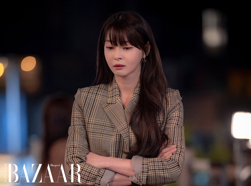 Mặc suit sang chảnh như Oh Soo Ah của Tầng lớp Itaewon | Harper's Bazaar