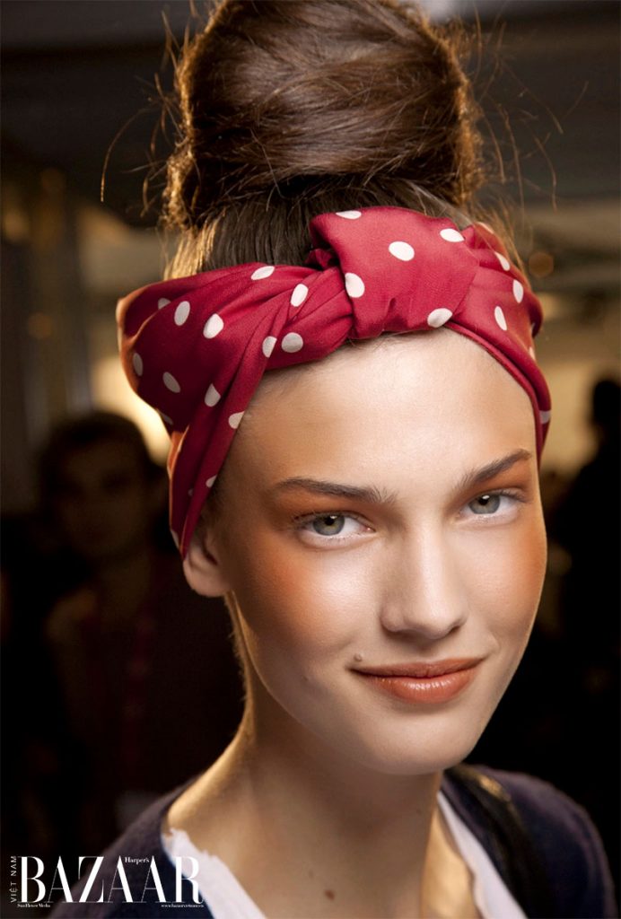 9 cách tạo kiểu tóc với khăn cho ngày tóc rối | Harper's Bazaar