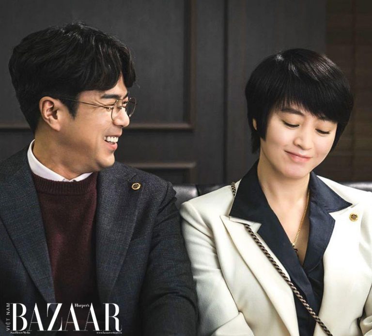 Mặc suit ngầu như Kim Hye Soo trong phim Hyena (Linh cẩu) | Harper's Bazaar