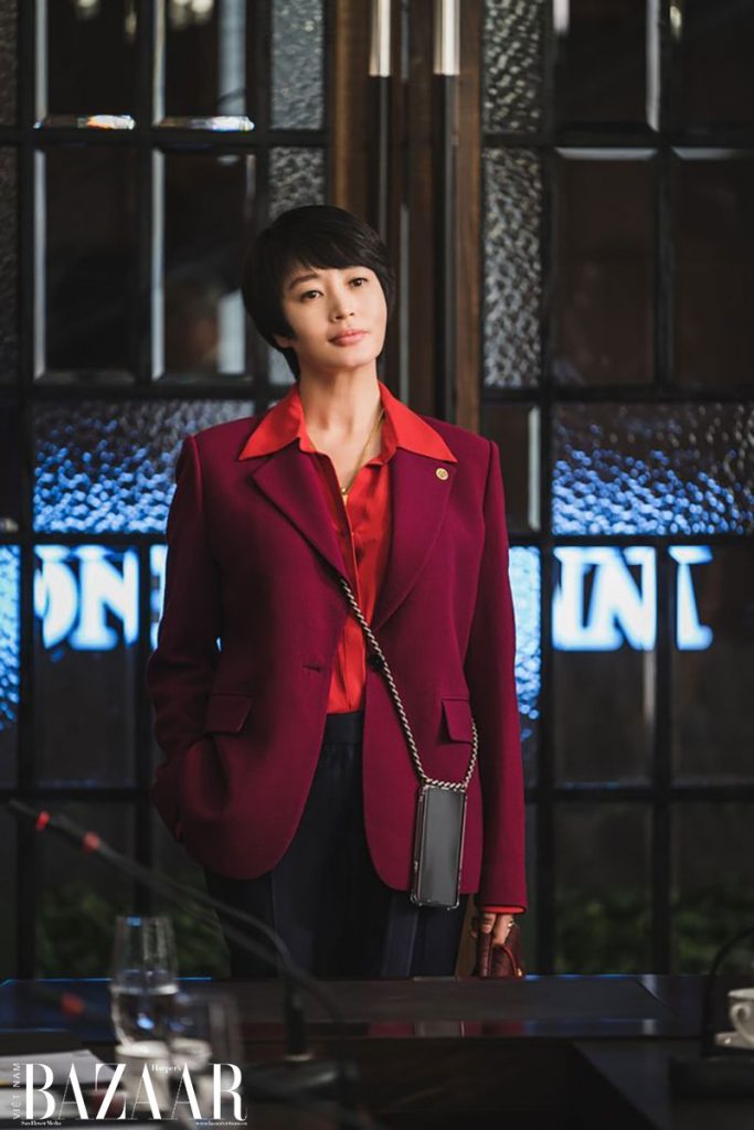 Mặc suit ngầu như Kim Hye Soo trong phim Hyena (Linh cẩu) | Harper's Bazaar