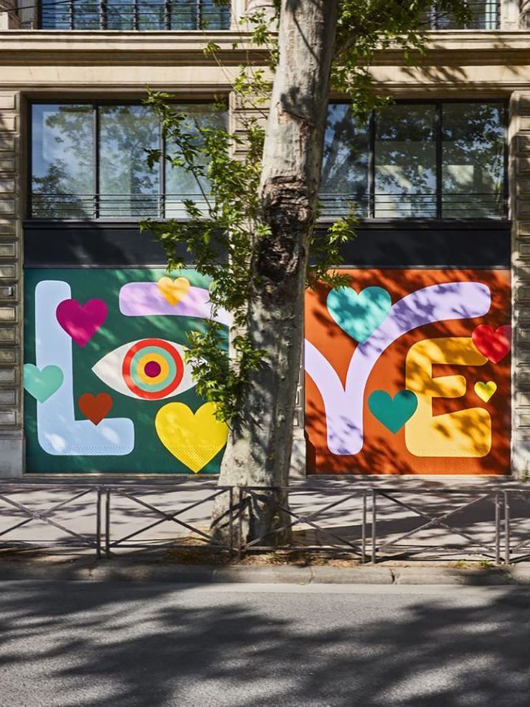 Louis Vuitton trang trí trụ sở Paris với graffiti rực rỡ | Harper's Bazaar