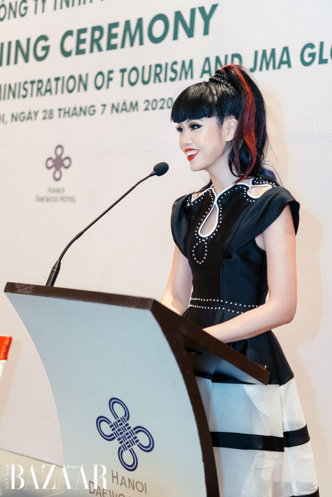 Jessica Minh Anh xinh như búp bê tại lễ ký kết quảng bá du lịch Việt Nam