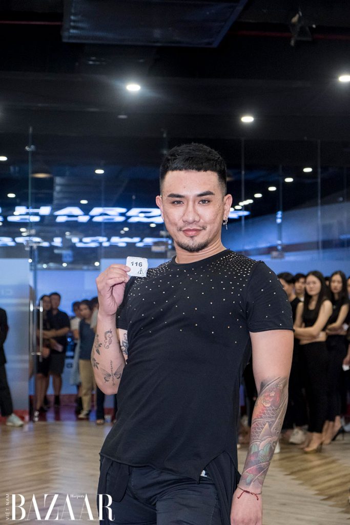 Casting cho show IVAN 6, NTK Ivan Trần yêu cầu người mẫu bịt mắt đi catwalk