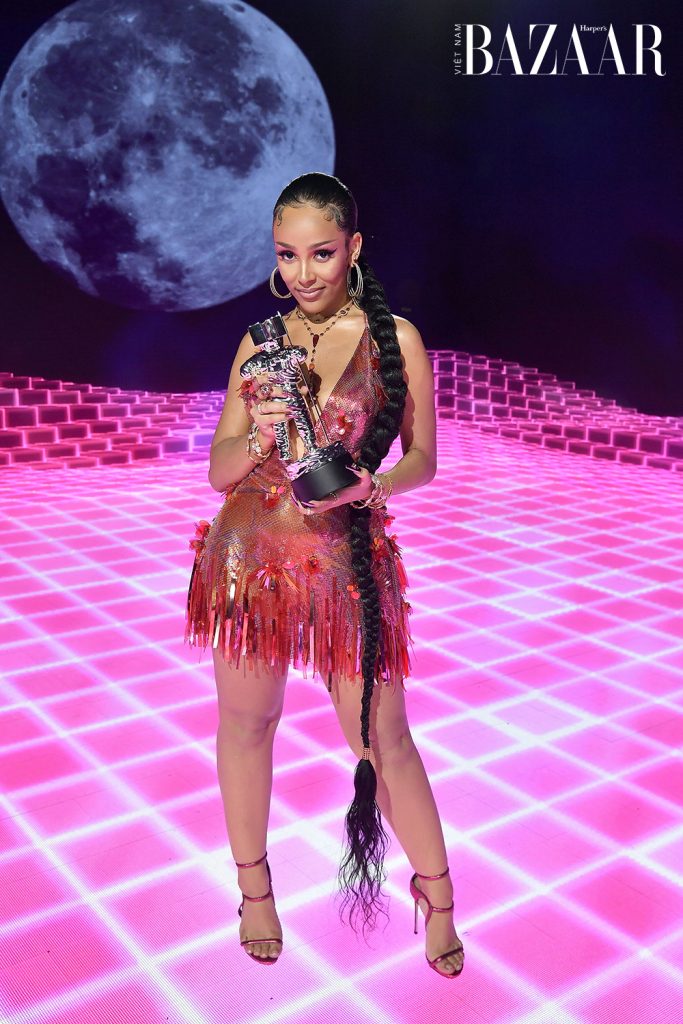 Maluma, Doja Cat cùng chọn Versace cho thảm đỏ VMA 2020 | Harper's Bazaar