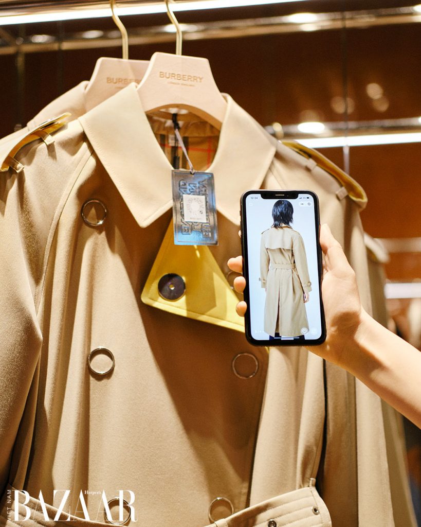Tham quan cửa hàng bán lẻ công nghệ cao của Burberry | Harper's Bazaar