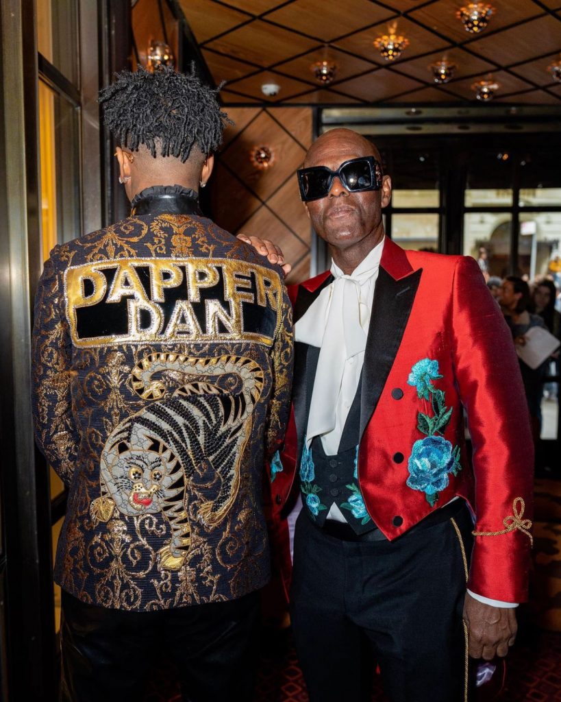 Logomania nghĩa là gì: Phong cách khoe logo phô trương | Harper's ...