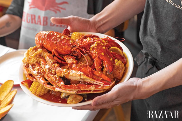 The Crab Shack: Hải sản Mỹ hoà hợp với phong cách Việt | Harper's Bazaar