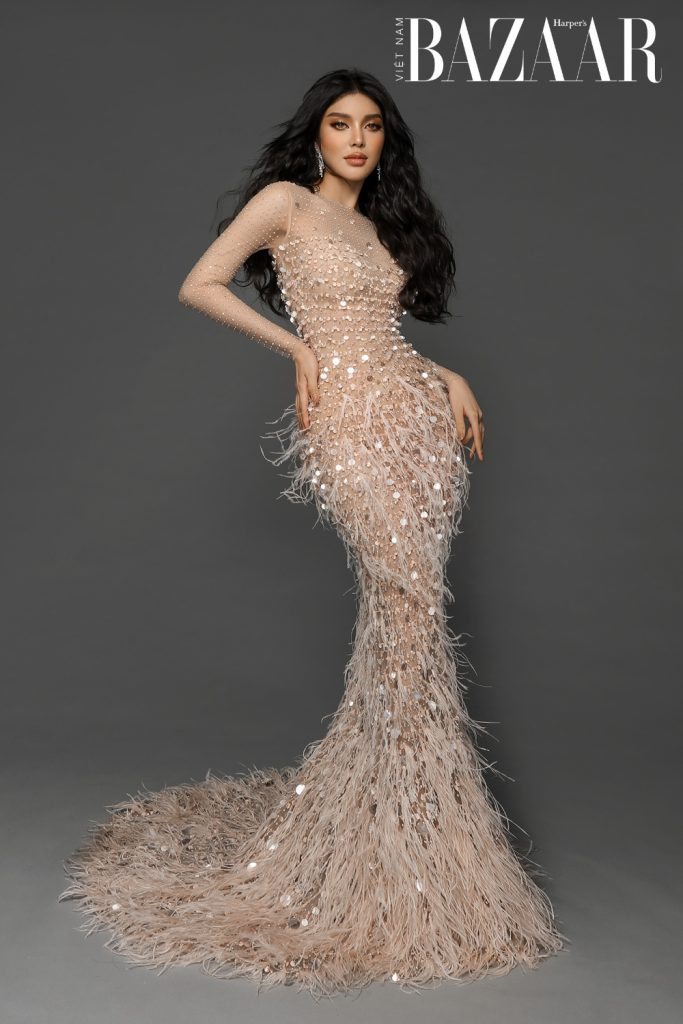 Lily Chen lúc e ấp, khi bốc lửa trong trang phục Chung Thanh Phong