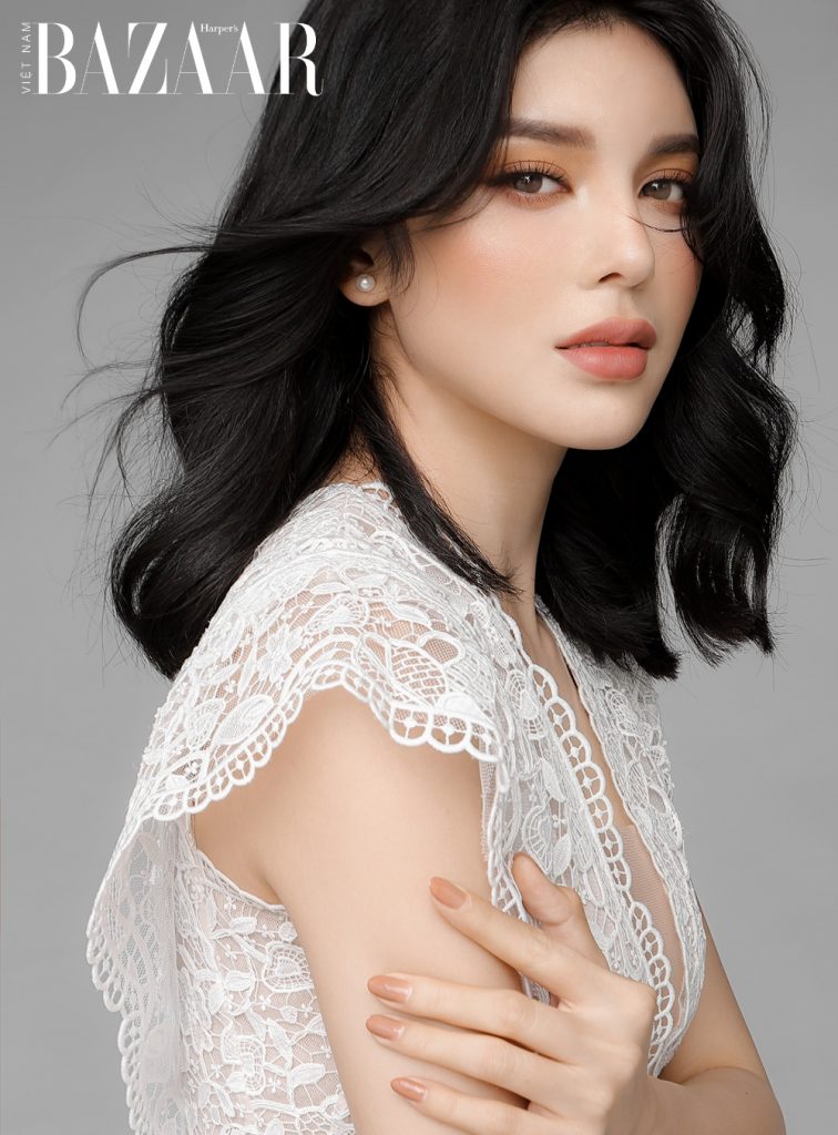 Lily Chen lúc e ấp, khi bốc lửa trong trang phục Chung Thanh Phong