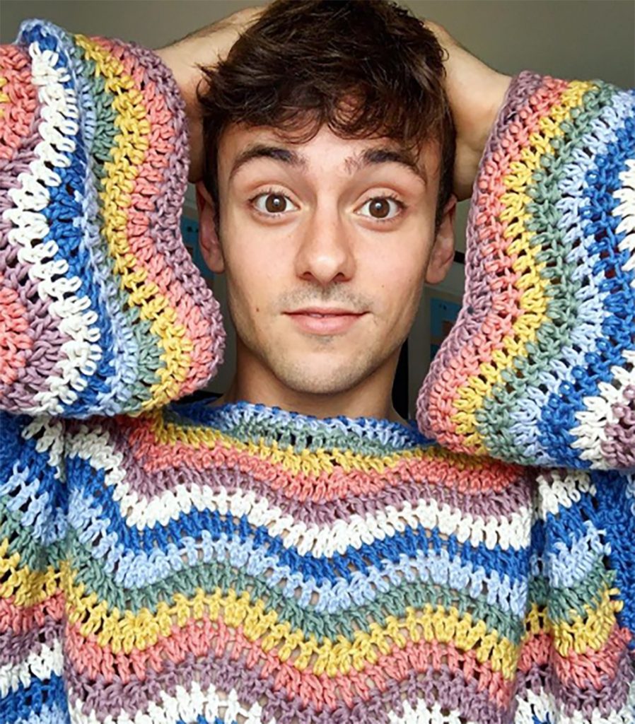 Tom Daley: Nam thần nhảy cầu ngồi đan len trên khán đài Olympics