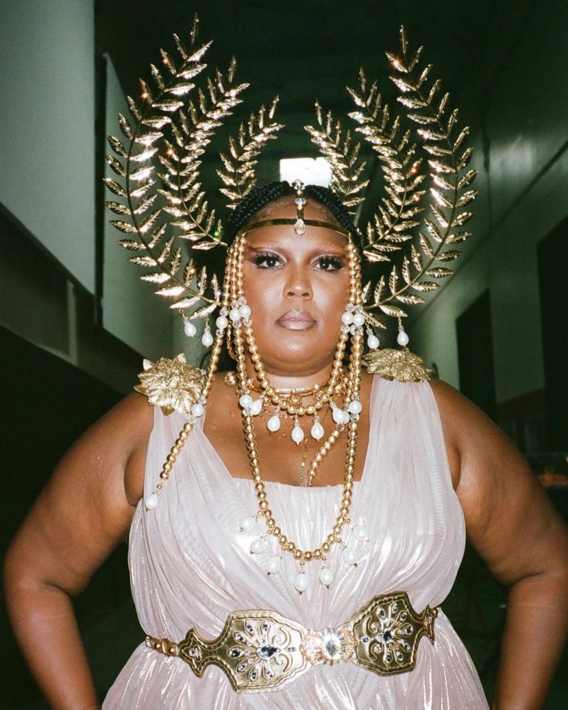 Cardi B và Lizzo hóa nữ thần Hy Lạp thích trả treo trong MV Rumors