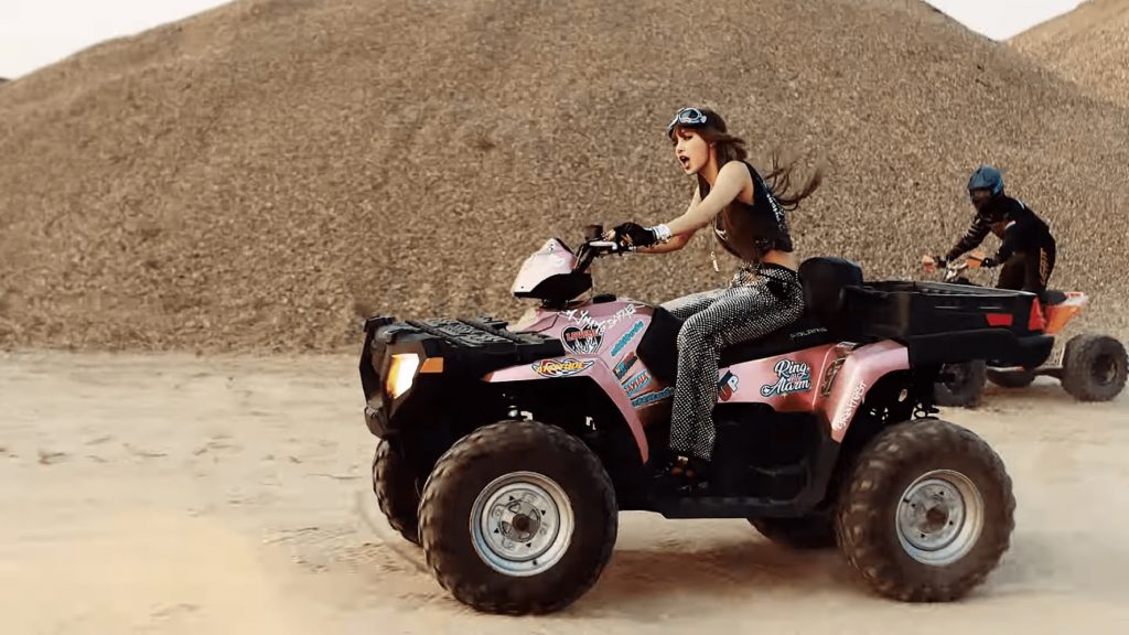 Thời trang trong MV Lalisa: Lisa lộng lẫy với haute couture