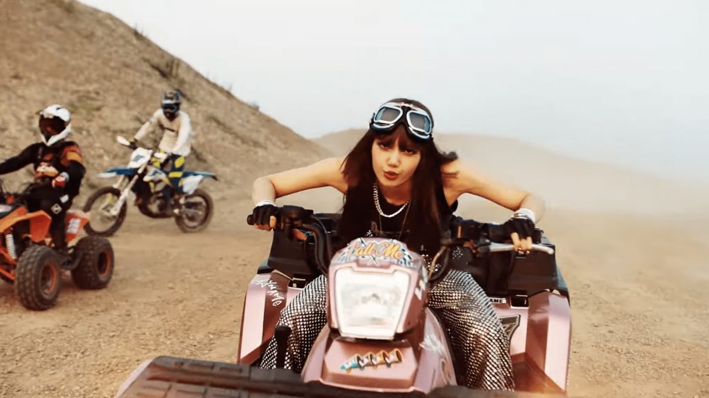 Thời trang trong MV Lalisa: Lisa lộng lẫy với haute couture