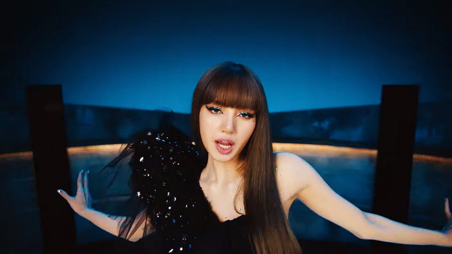Thời trang trong MV Lalisa: Lisa lộng lẫy với haute couture