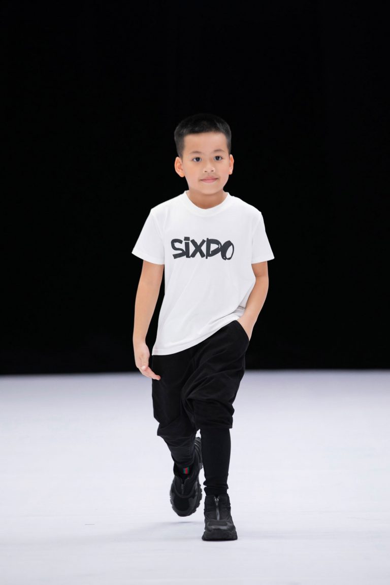 BAZAARVIETNAM: 9 BÉ YÊU NHÀ ĐỖ MẠNH CƯỜNG TỰ TIN DIỄN SHOW SIXDO ...