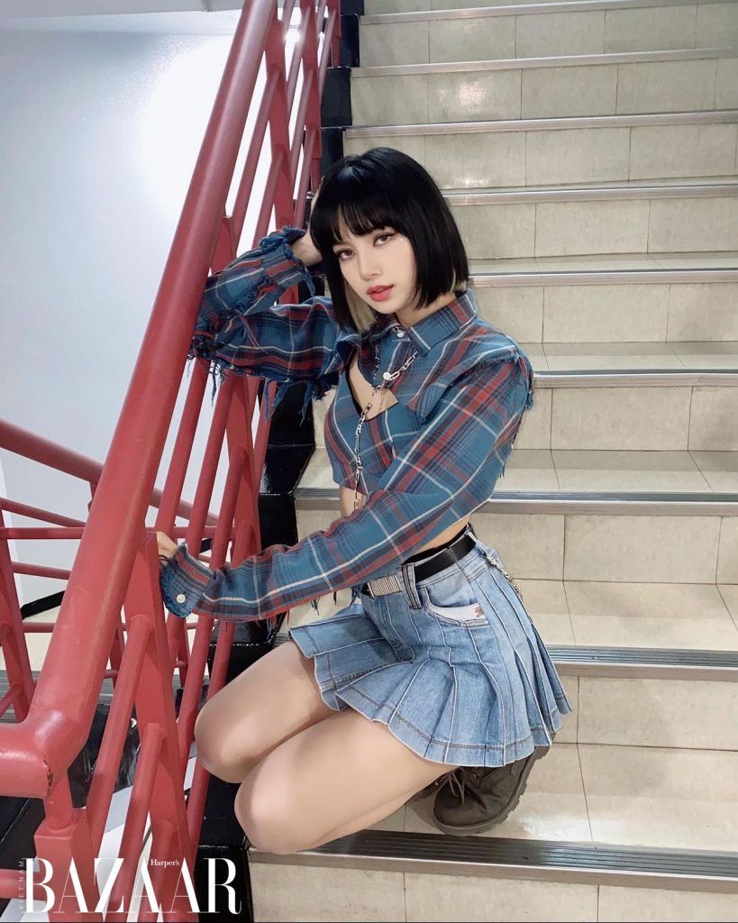 Cách tạo dáng chụp hình giống Lisa BLACKPINK | Harper's Bazaar