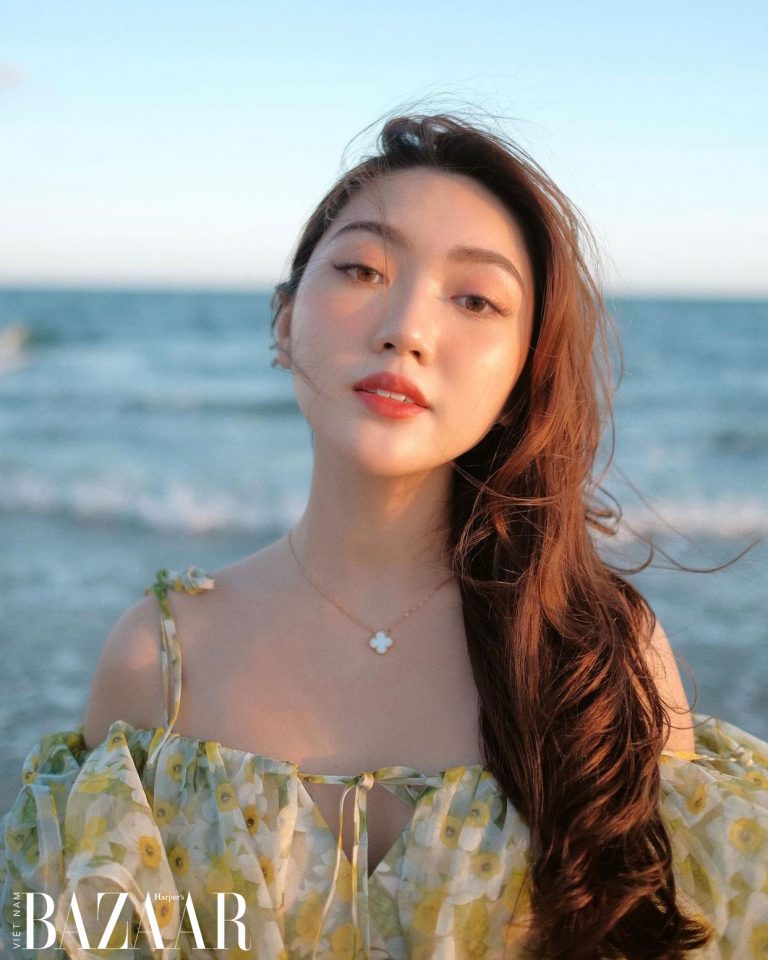 Cách chọn, đeo trang sức đi biển đẹp mà thông minh | Harper's Bazaar