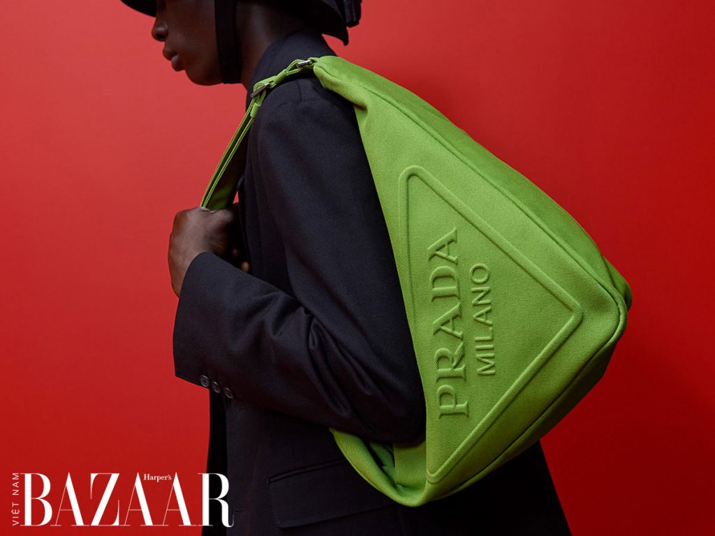 Prada Triangle: Khi Prada biến logo thành túi xách | Harper's Bazaar