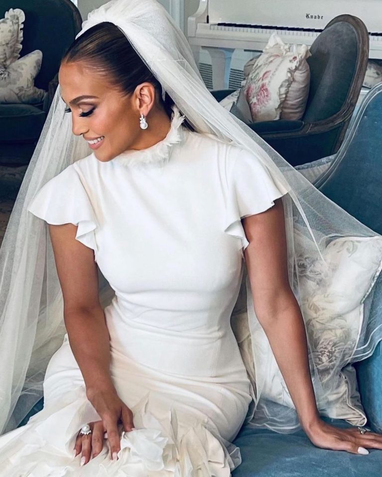 Jennifer Lopez khoe váy cưới do Ralph Lauren may đo riêng