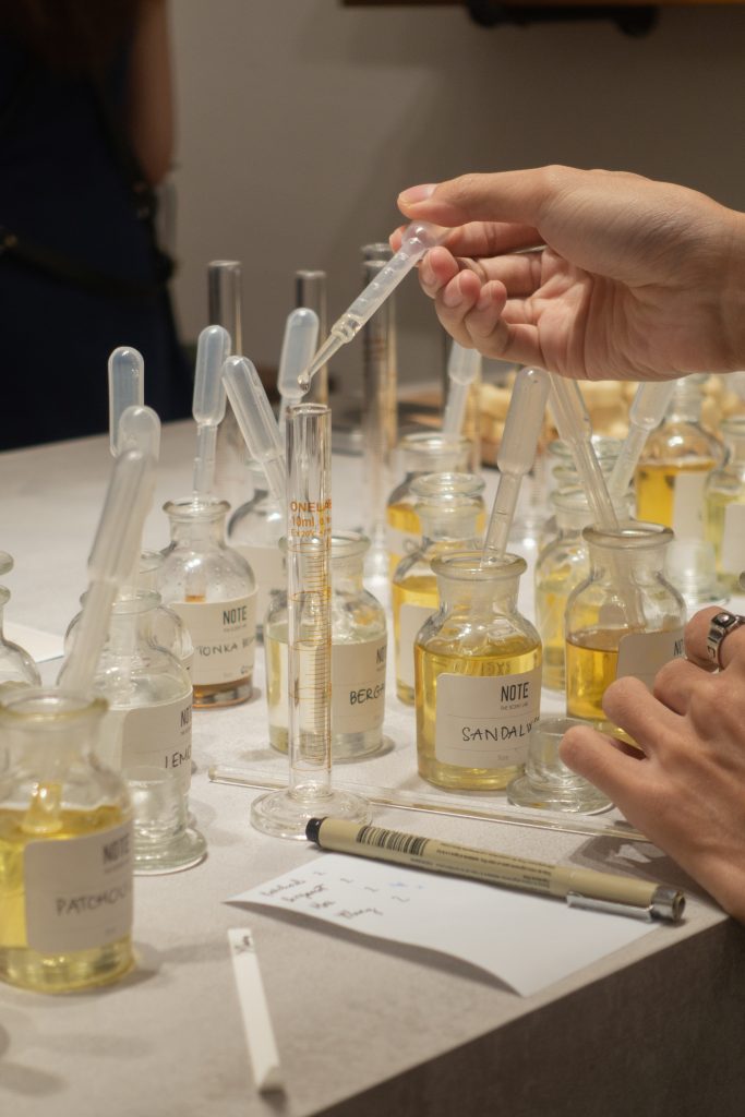 Đi học làm nước hoa tại NOTE – The Scent Lab | Harper's Bazaar