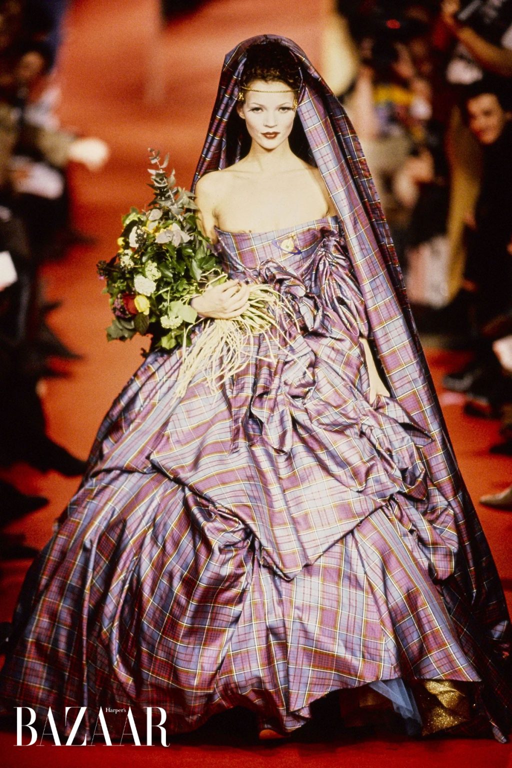 Vivienne Westwood: Người nhuốm màu Y2K cho áo corset
