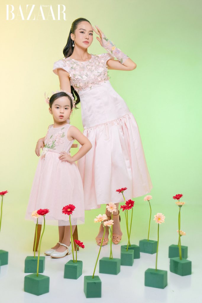 Mẫu nhí Diễm Châu tạo dáng chuyên nghiệp cùng Hoa hậu Kiều Ngân