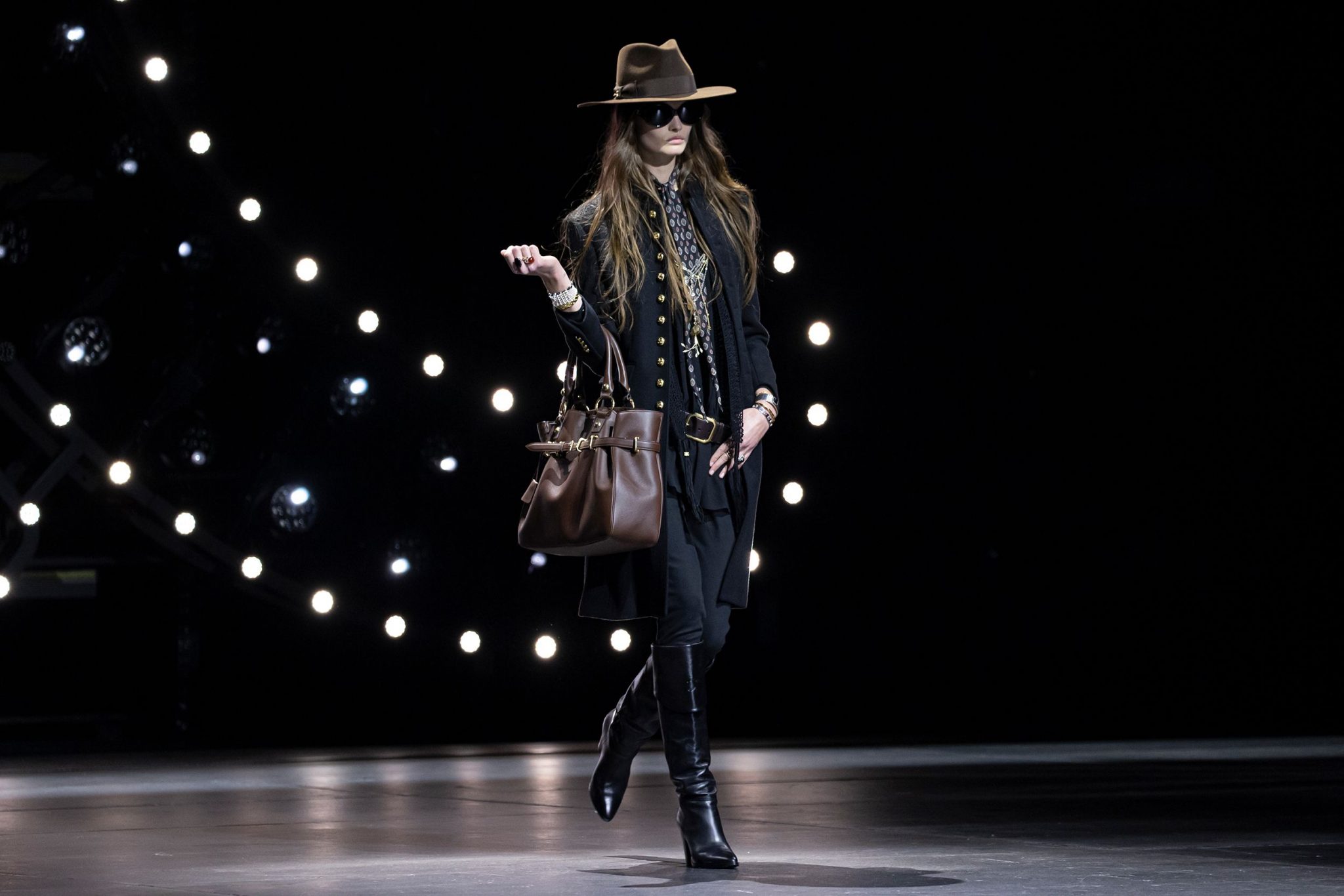 Celine Thu Đông 2023: Khi boho và rocker chic kết hợp cùng sequin