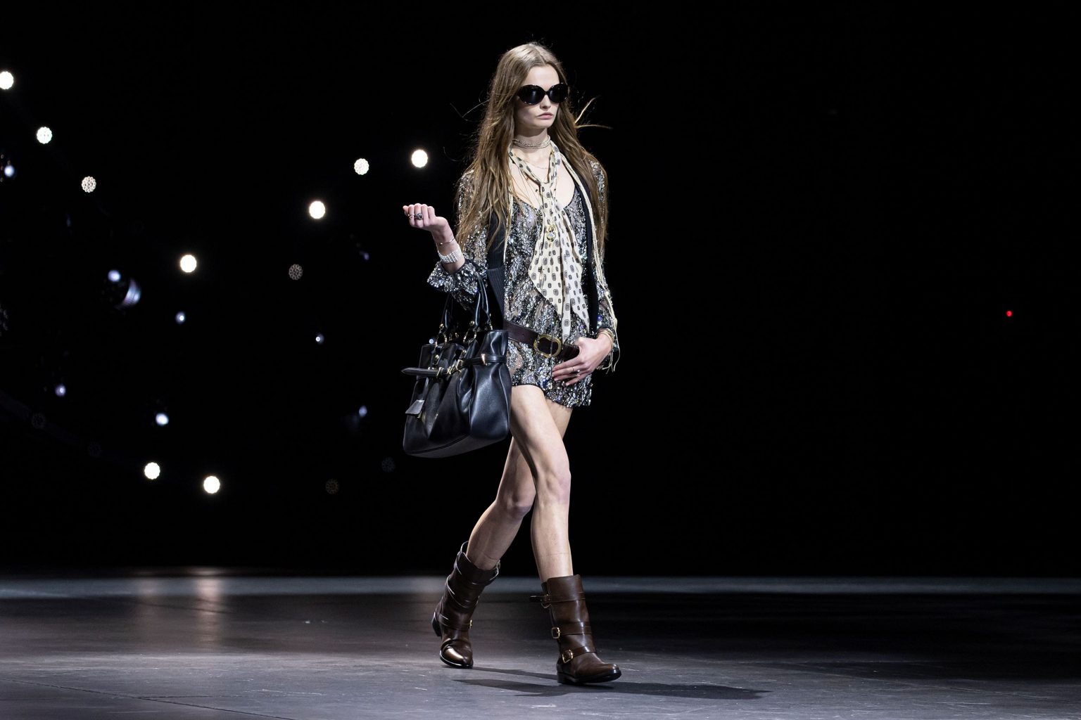 Celine Thu Đông 2023: Khi boho và rocker chic kết hợp cùng sequin