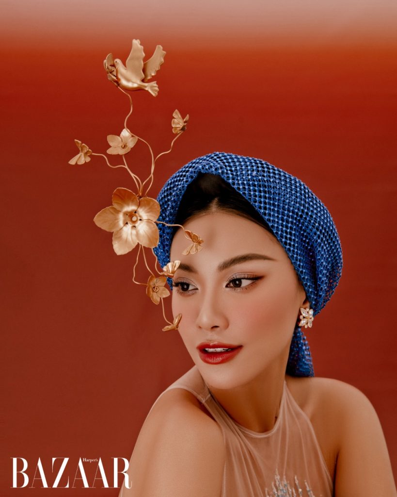 Kim Duyên biến khăn mỏ quạ thành phụ kiện thời trang | Harper's Bazaar