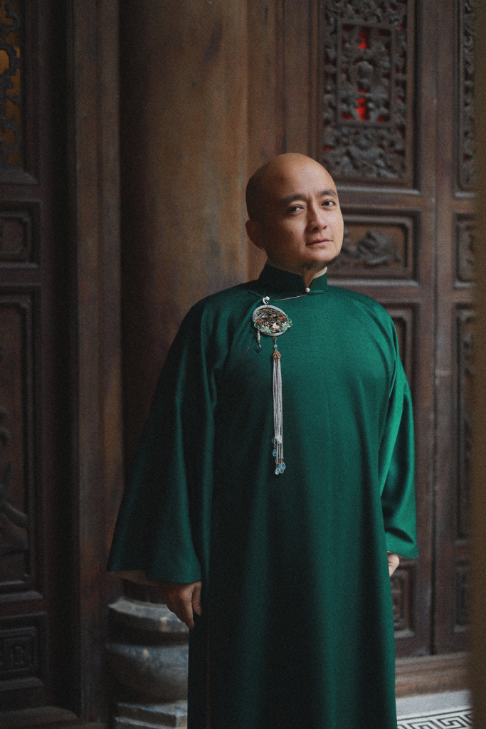 NTK Cao Minh Tiến giới thiệu set áo dài thổ cẩm mẹ và bé cho ngày Tết