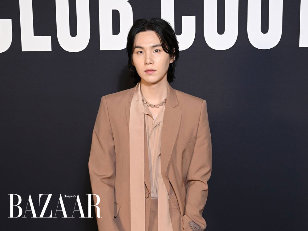 Đại sứ Valentino Suga (BTS) nhẹ nhàng với suit màu nâu gỗ