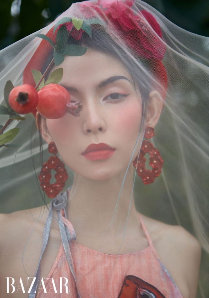 TyhD Thùy Dương khoe vai gầy với áo yếm | Harper's Bazaar Việt Nam