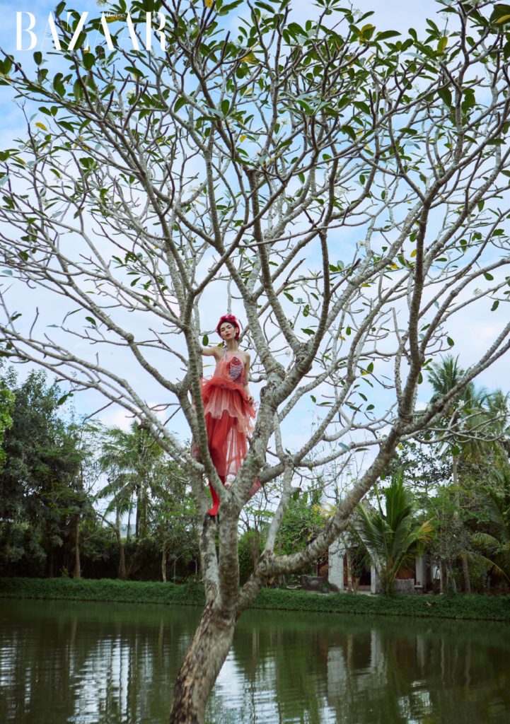 TyhD Thùy Dương khoe vai gầy với áo yếm | Harper's Bazaar Việt Nam