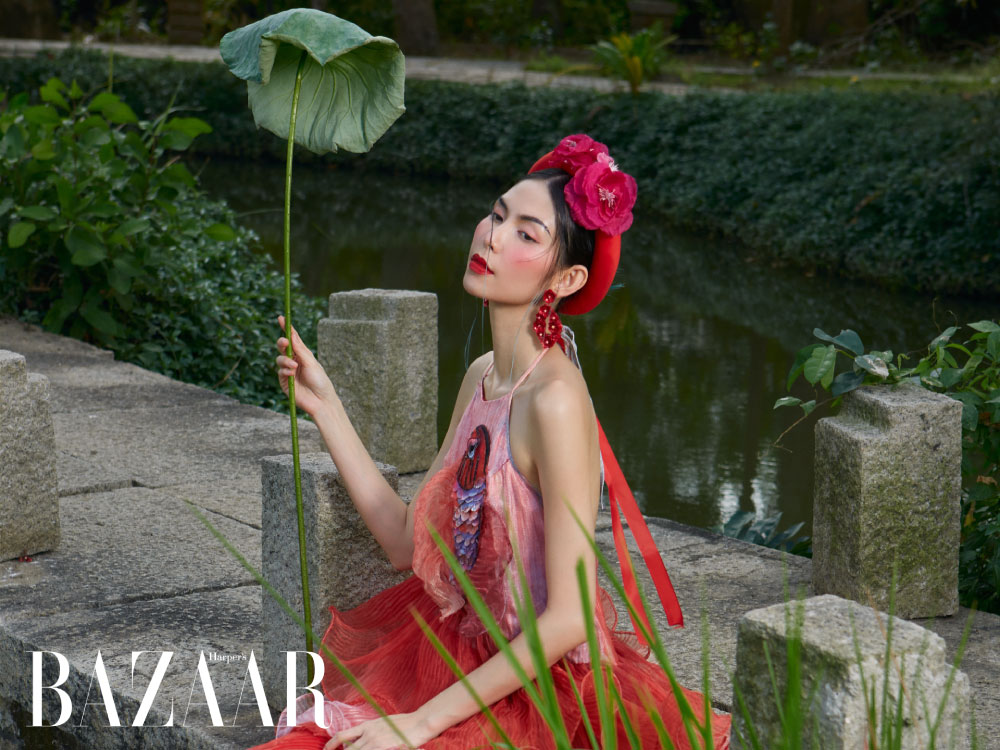 TyhD Thùy Dương khoe vai gầy với áo yếm | Harper's Bazaar Việt Nam