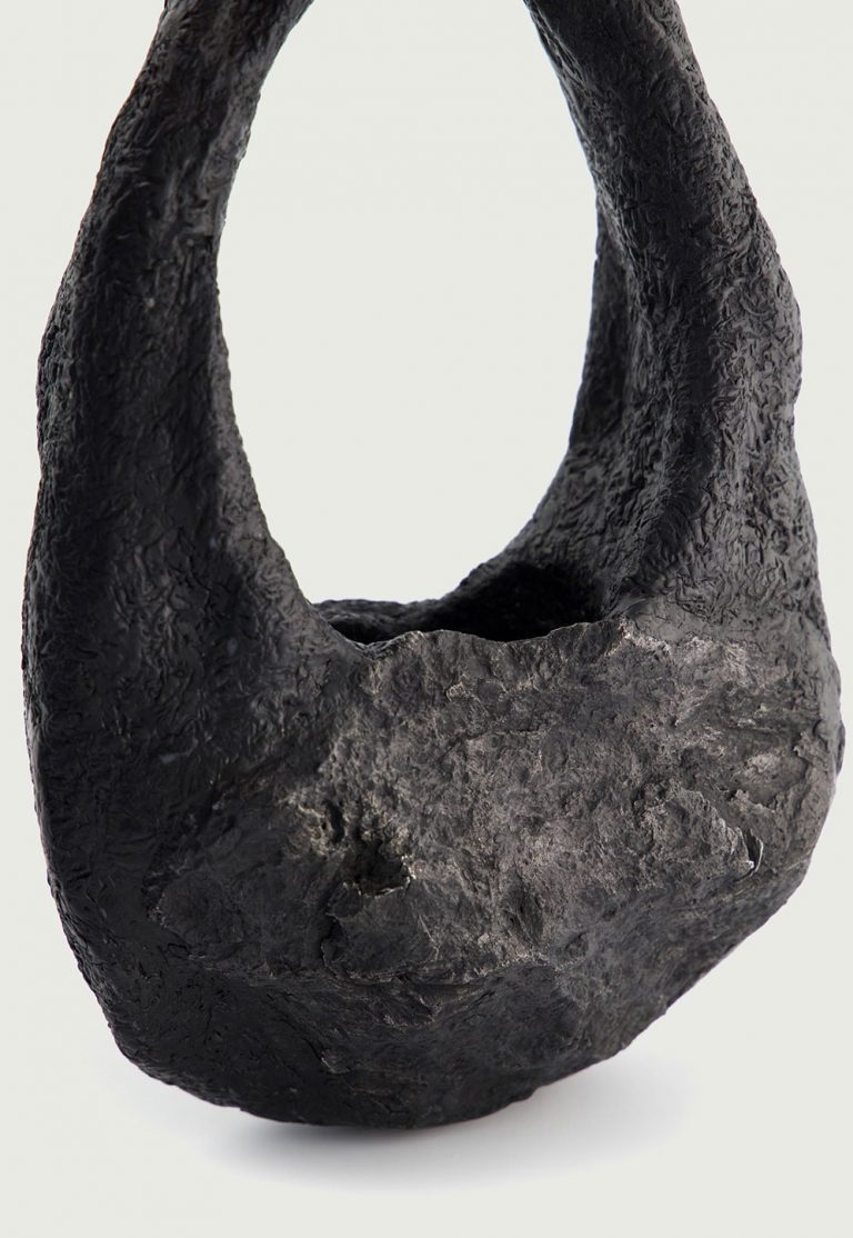 Coperni đổi mới cuộc chơi thời trang với chiếc túi hoá thạch