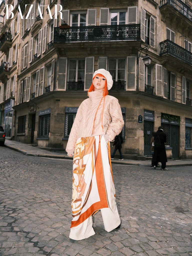 Quỳnh Anh Shyn biến khăn lụa thành tà váy ở show Hermès Paris