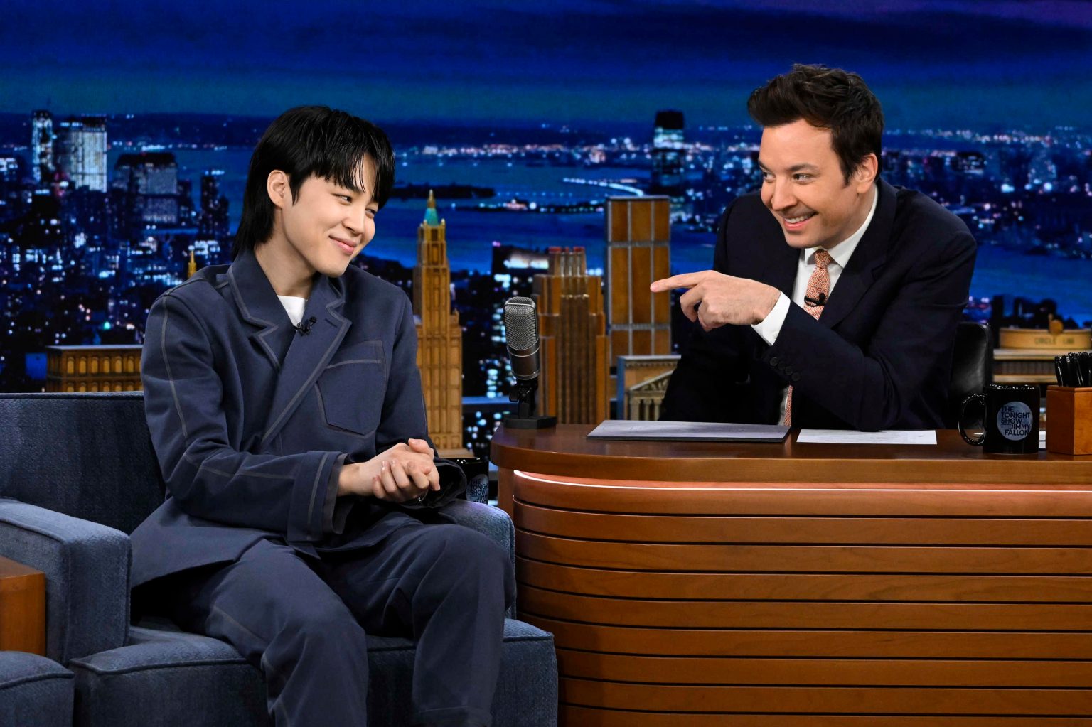 Jimin (BTS) dùng tiếng Anh lưu loát chọc cười Jimmy Fallon
