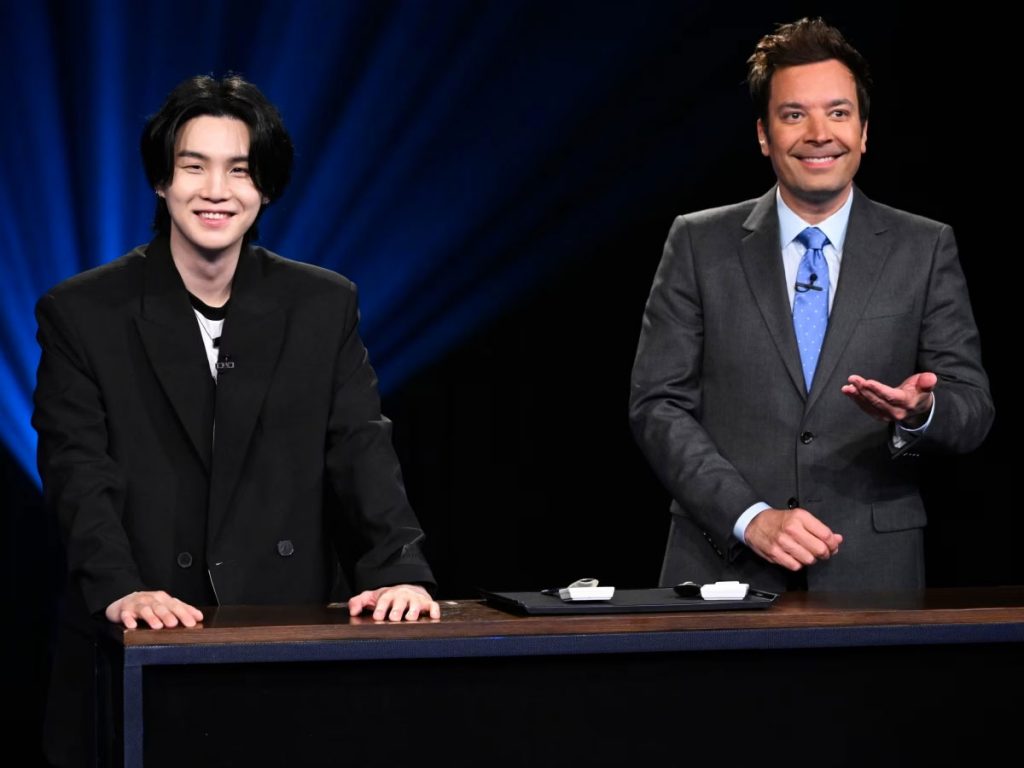 Tiếp nối Jimin, thành viên BTS Suga lên sóng cùng Jimmy Fallon