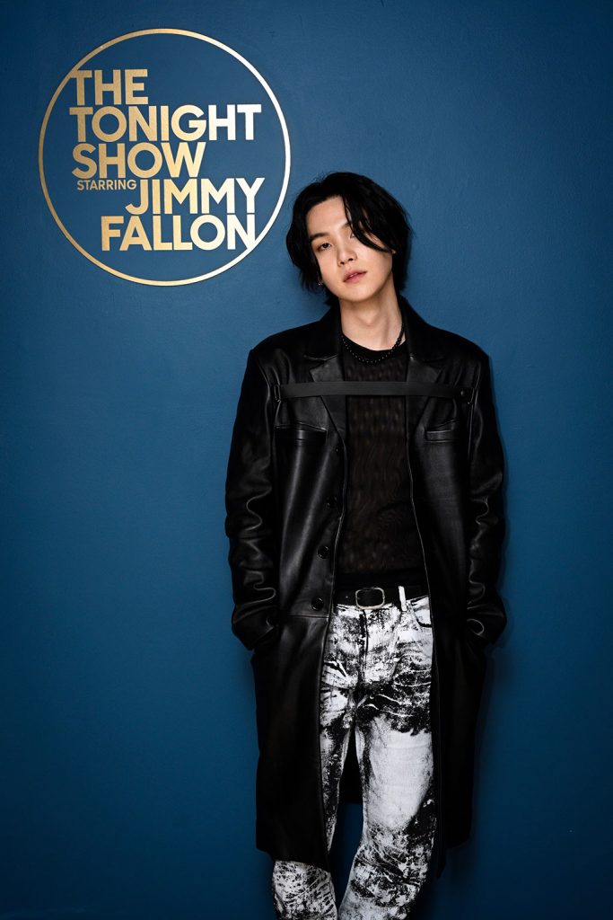 Tiếp nối Jimin, thành viên BTS Suga lên sóng cùng Jimmy Fallon